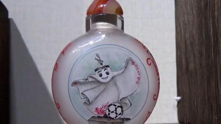 男子在7毫米口径的鼻烟壶内画出卡塔尔世界杯吉祥物