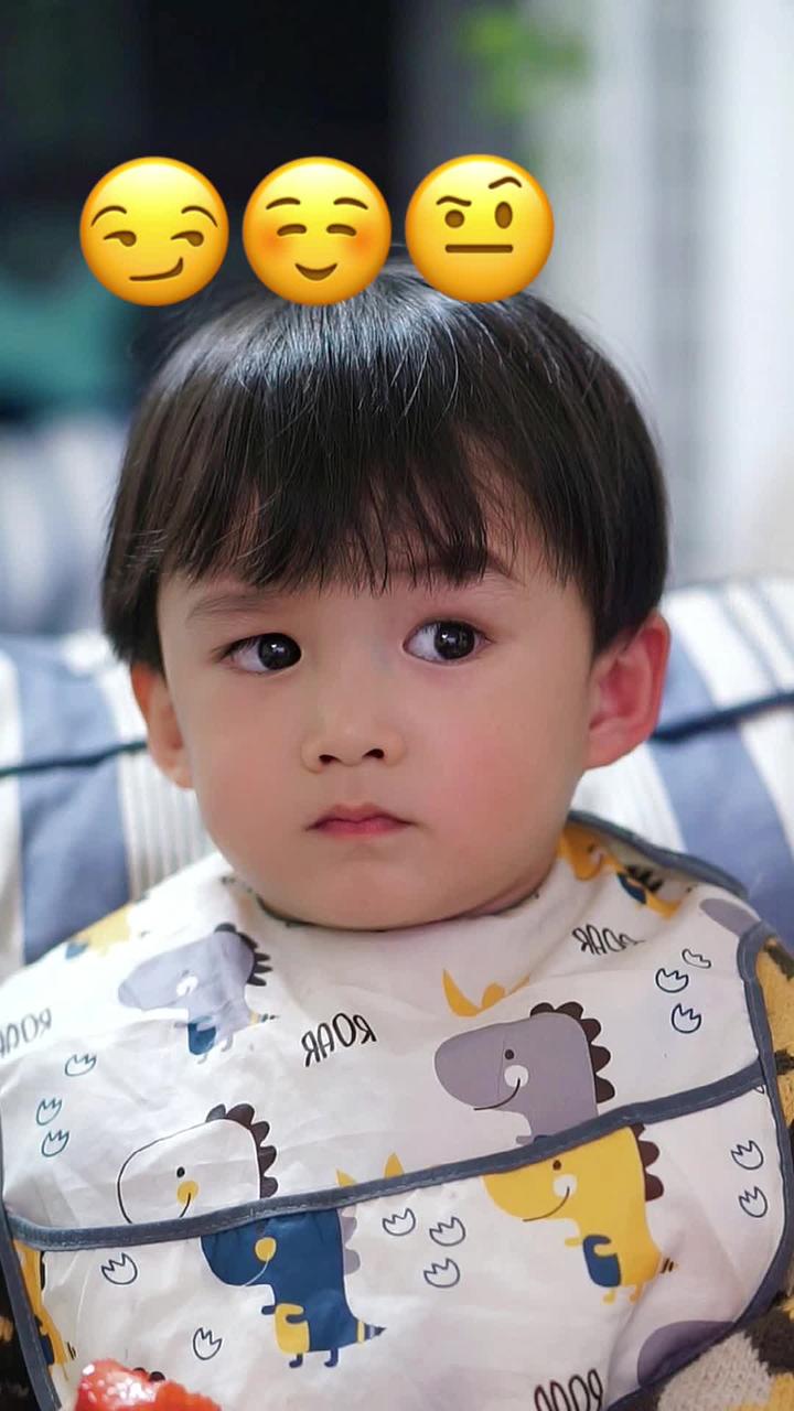 吃个草莓看个动画片都这么多表情 #表情包锁屏 #人类幼崽到底有多可爱