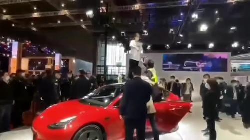 女子刚买的特斯拉,因为刹车失灵导致发生事故,大闹车展有用吗?