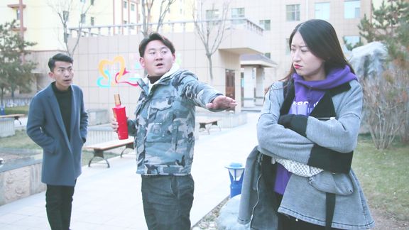 搞笑剧 :小伙为了追求美女,喝白酒壮胆,不料小伙却喝断片