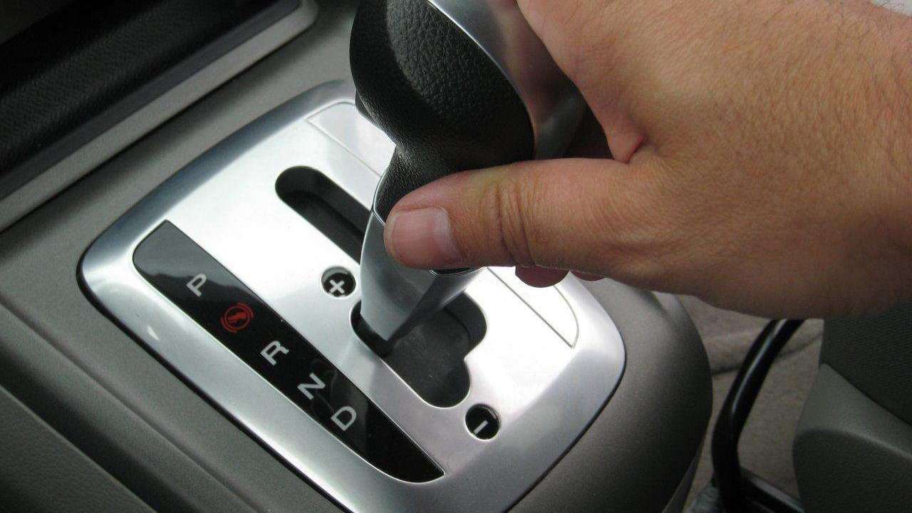 自动挡下坡放空挡可以吗?对变速箱有什么损害吗?