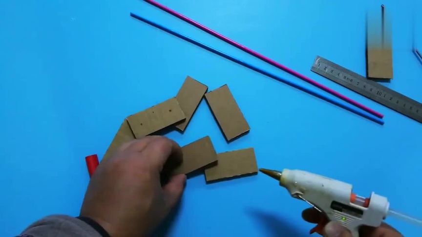 看牛人创意DIY,硬纸板手工制作孩子们爱玩的弹珠游戏机