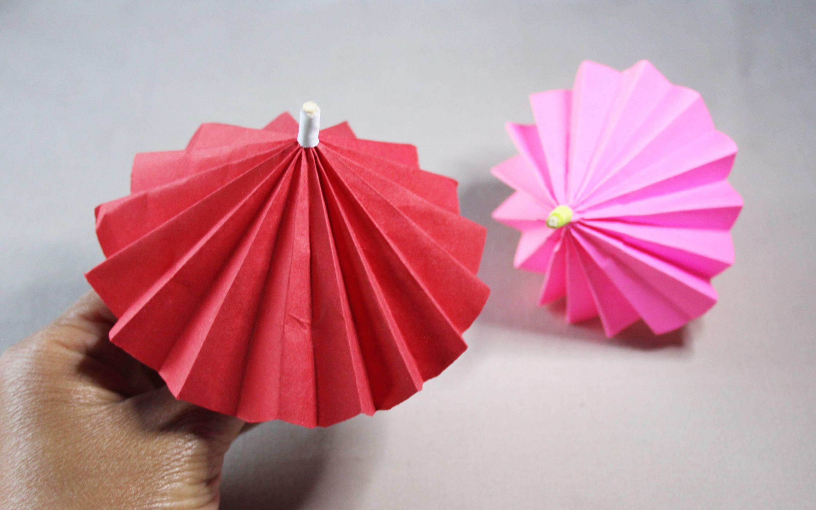 一把可以收缩的漂亮的迷你雨伞折纸,和真伞一样,不过更好玩可爱