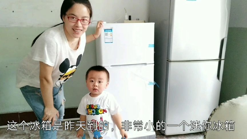 为了安全小于网上买了小冰箱,打开能装很多东西,冷冻效果杠杠的