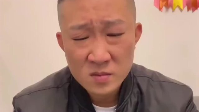 法斗犬穿着狮子外套真把自己当"狮子"了,竟喊主人孙子,太逗了!
