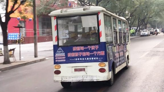 小学生的校车 孩子们坐这个上学安全吗?