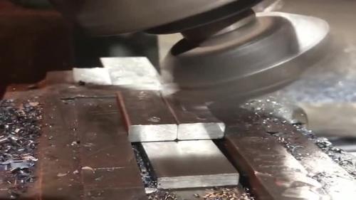 对这台机器来说,不管加工制作什么样的模具都很容易!