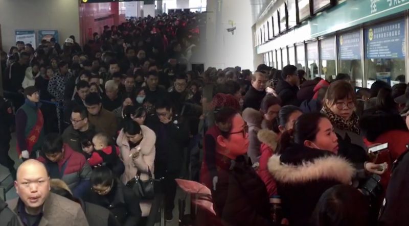 场面堪比春运!郑州“全球最大医院”上班首日门诊量超2万人次