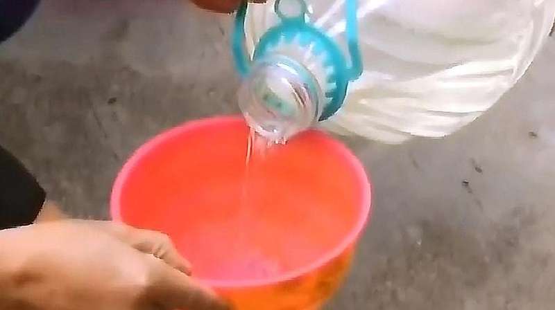 村干部就地取材自制消毒水,日产量12吨,提供给一线人员使用