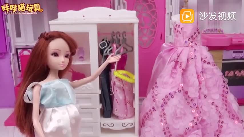 芭比娃娃变成大肚子妈妈,连衣裙都瘦了,但女儿夸她换装后好美