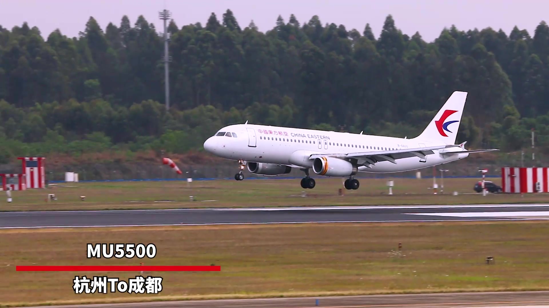 实拍成都双流机场,四川航空大飞机落地瞬间青烟四起,太壮观了