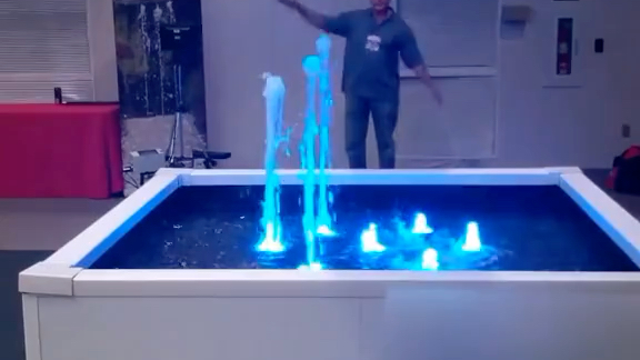 外国的牛人,只用体感就能和喷泉互动.