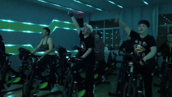 #动感单车 #外面的气温虽然很低,但是单车房里却热火朝天。