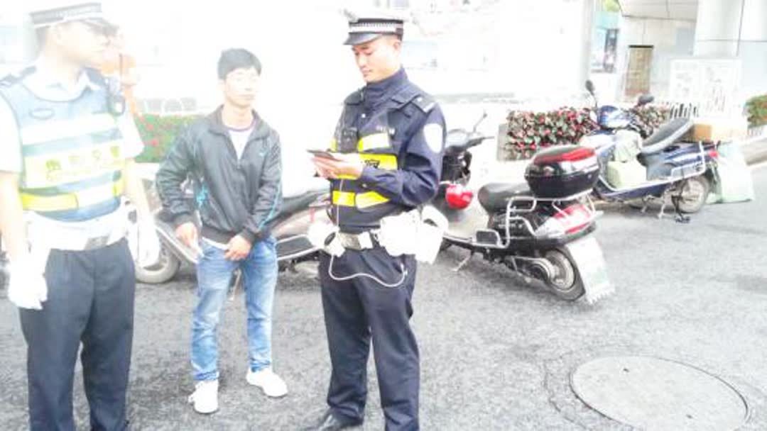 电瓶车男子被交警抓,当街尬舞,场面十分火爆