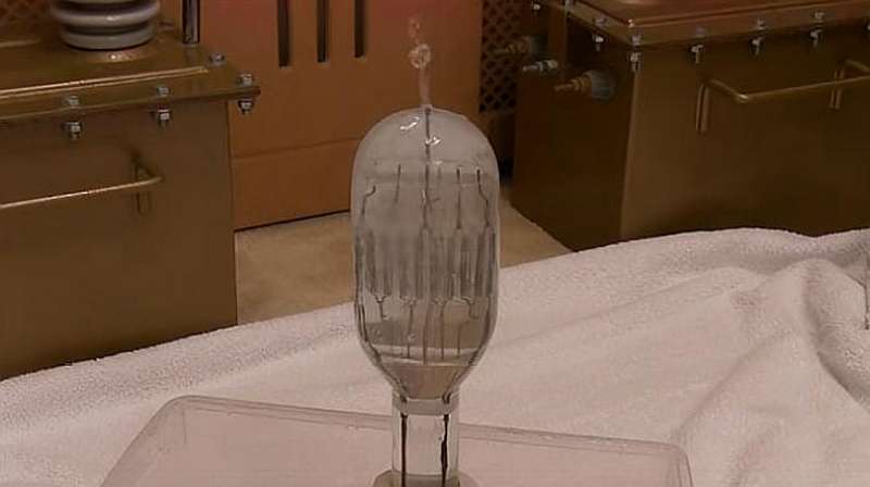 外国实验达人将灯泡通电,并在灯泡内加入水,实验结果还挺刺激!