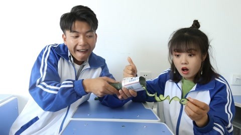 不用刀把黄瓜分片,学霸用嘴啃学渣却做出切片工具,太有才了