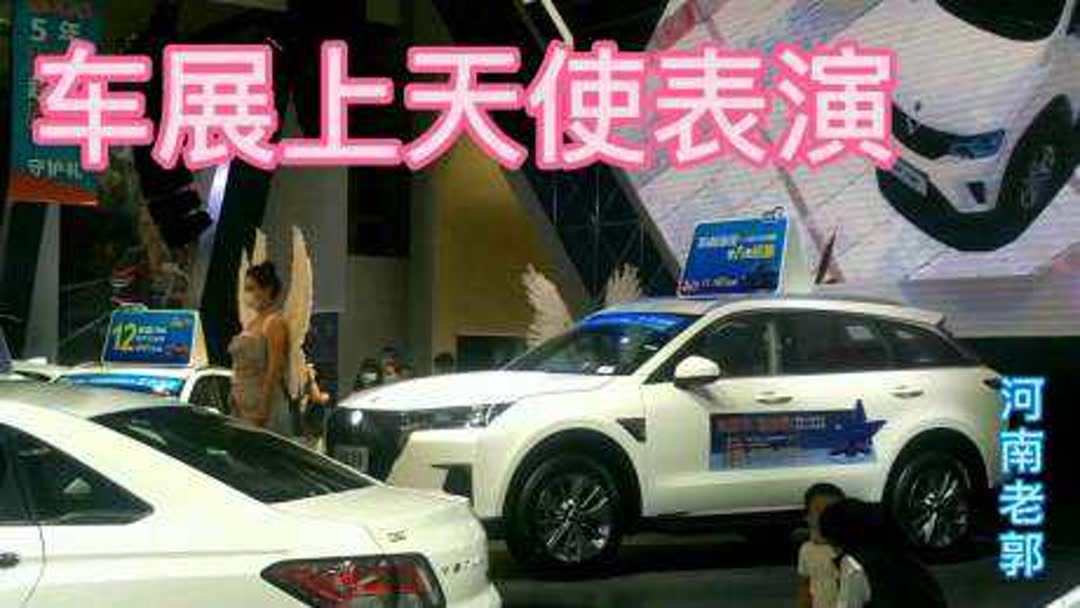乌鲁木齐车展上的表演天使的翅膀,吸引大家围观,节目太精彩