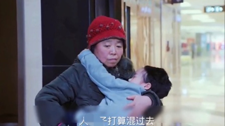 宝妈带孩子逛商场,为了抢购促销衣服,结果悲剧发生了