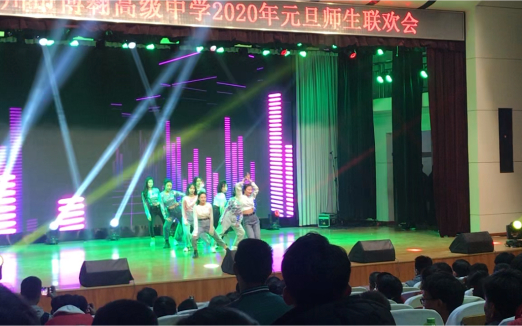 震惊!某学校学生元旦晚会竟翻跳粉墨的 《As If It's Your Last》