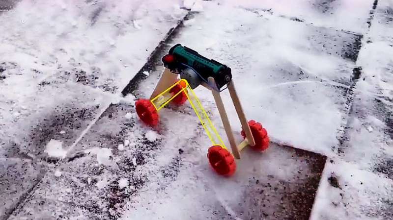 科学小实验:制作橡皮筋动力玩具车,好玩又有趣