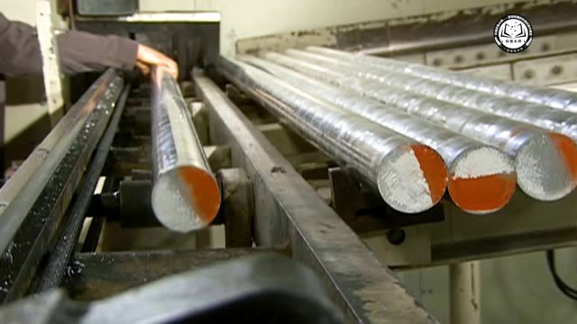 活塞是如何是制造的?将铝块冲压出活塞雏形,再用铣削机进行切削#.