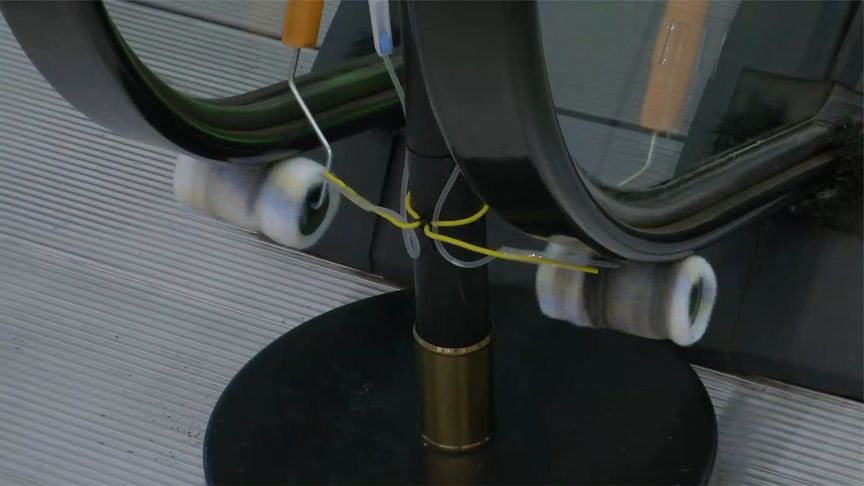 还在人工给电梯扶手消毒吗?快来学学这家商场的消毒神器!