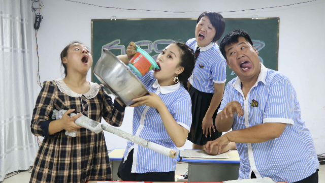 老师问学生AWM是什么,答对奖麻辣烫,女同学直接端盆吃