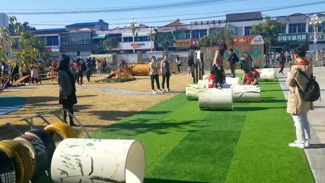 幼儿园紧张刺激的走滚筒户外活动小游戏,厉害了娃娃们!
