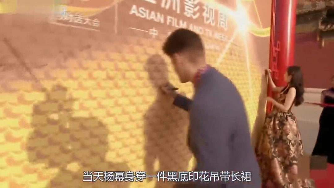 杨幂穿华丽礼服走红毯,露出鞋子后,又想上热搜