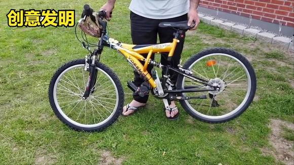开外挂的老外,把助力器diy安装在山地车上,秒变不用电的电动车