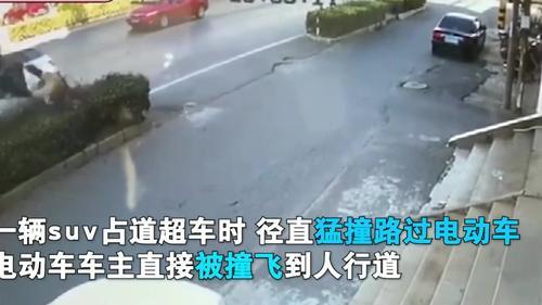在泰州一女司机因超车变道,直接撞向逆行的电动车,车主直接飞向人行道