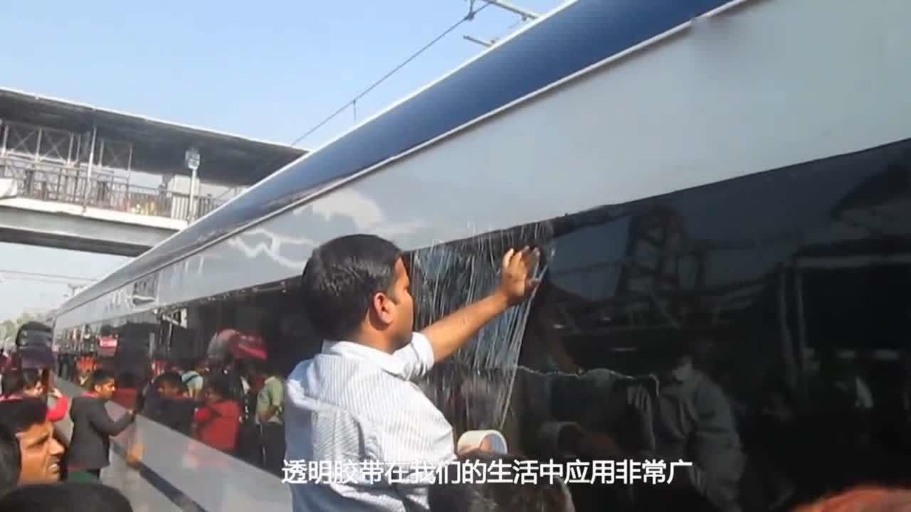 印度路人看到高铁玻璃破了,急忙上去修补,看到修补方法我惊了
