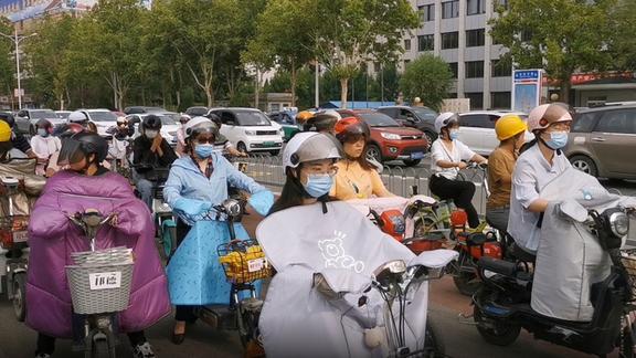 果然视频丨首日现场!德州严查骑乘电动车不佩戴头盔行为