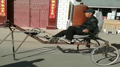 村里老大叔发明会走路的自行车,骑在大街上,赛过那些豪车