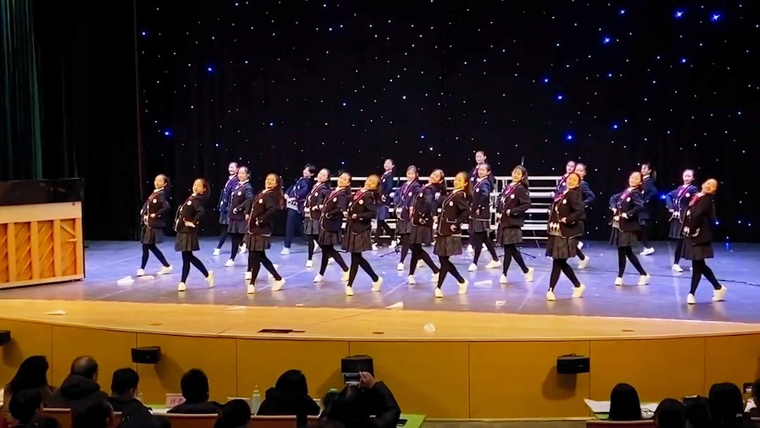别人家学校的元旦晚会,满满的青春气息,羡慕了!