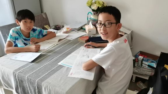 考完试疯玩了几天,今天正式开启暑期计划,早晨暑假作业书写中。