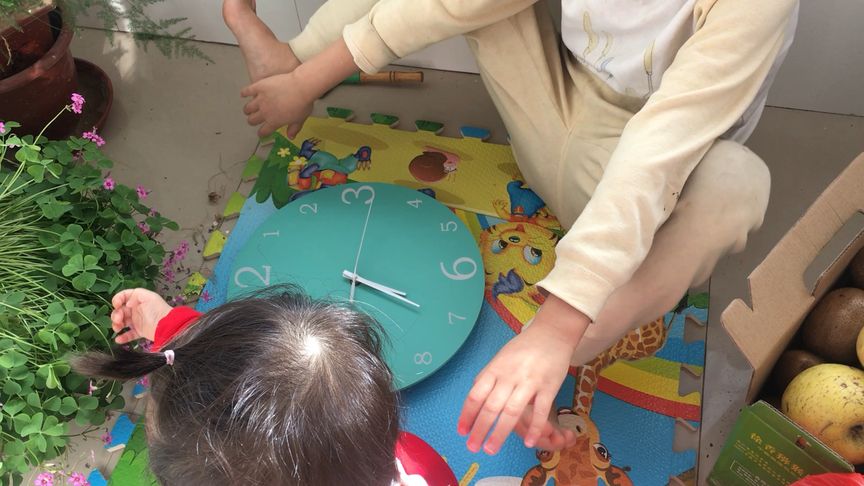 学会认钟表后,不停的练习,还在好奇阶段