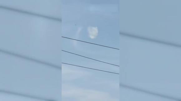 男子拍到空中水母状不明飞行物