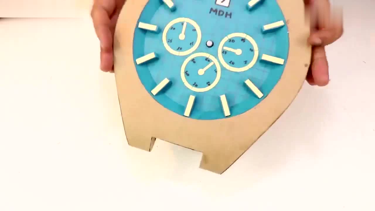 厉害了-_手工达人用硬纸板和时钟制作巨大的手表-_这创意没谁了