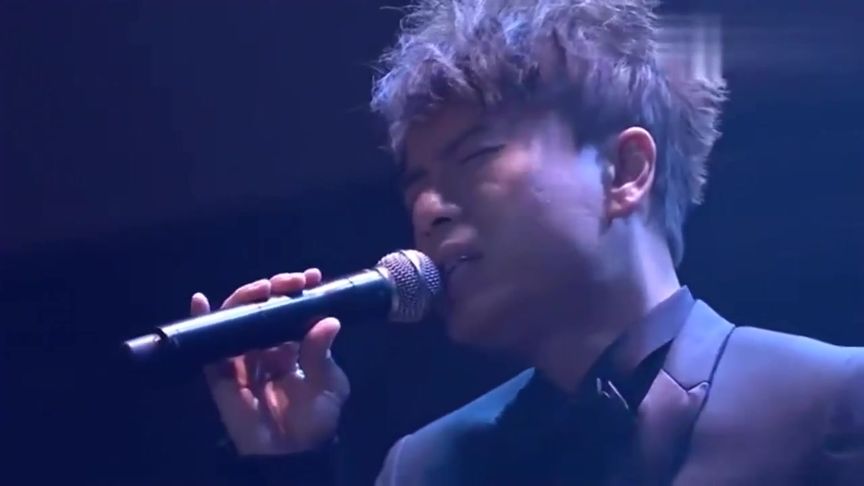香港群星追忆张国荣演唱会,李克勤献唱《风继续吹》开口泪崩