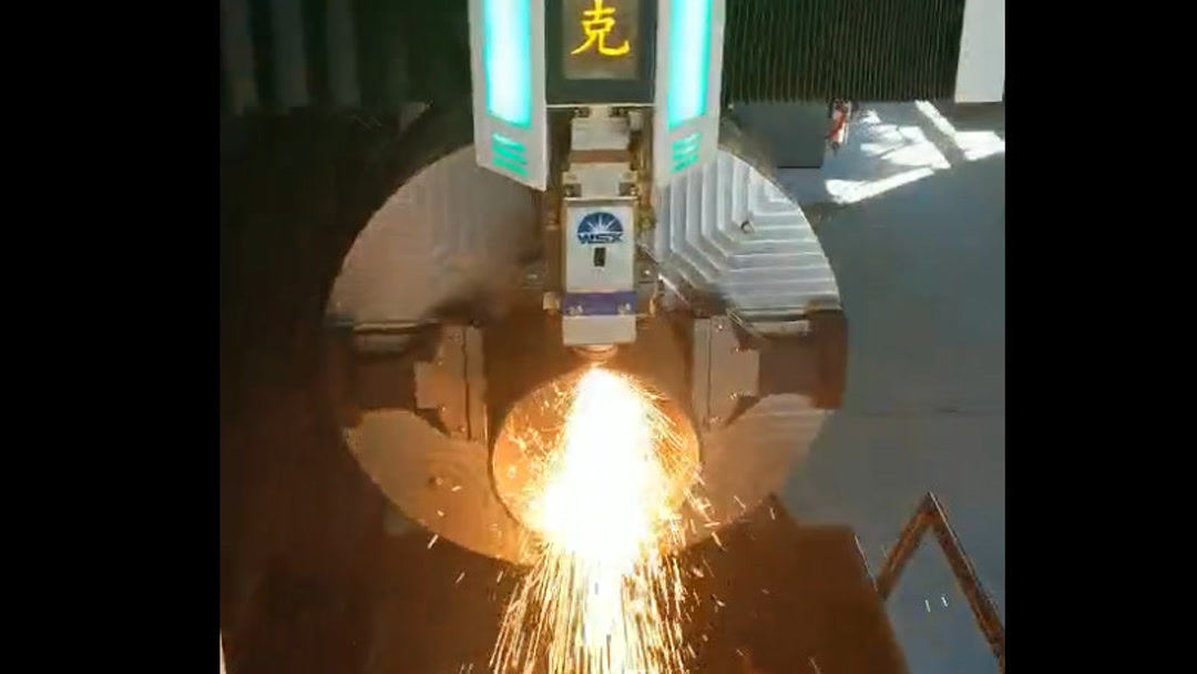 杰锐克大包围板管一体光纤激光切割机切割钢管