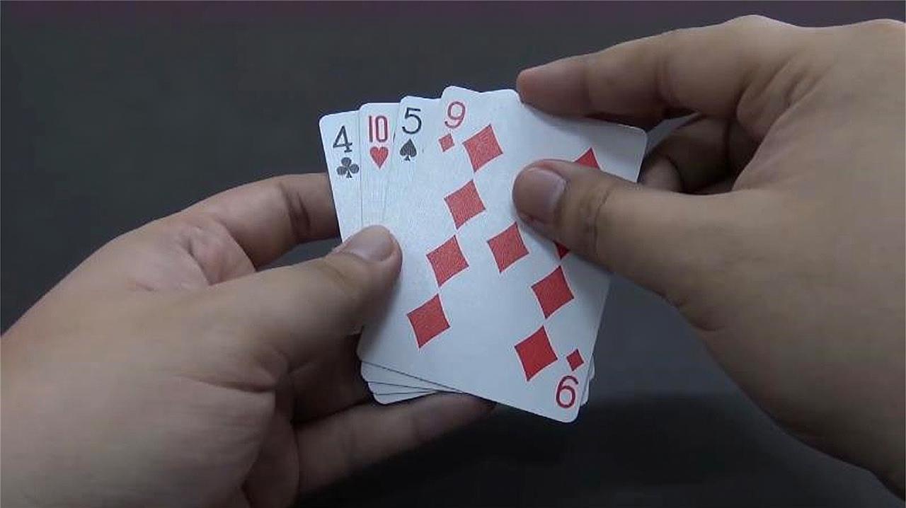 扑克牌魔术,数字在一瞬间变化是怎么做到的,知道后很简单