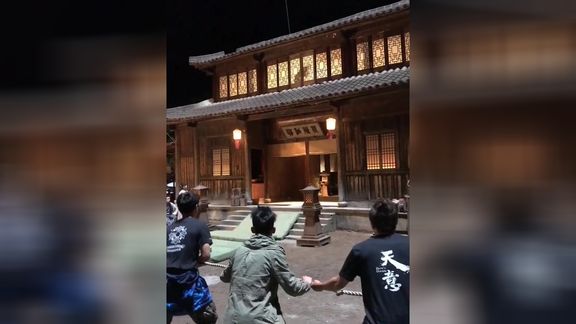 影视片场,特技演员并不光鲜,这种高空摔落只是家常便饭