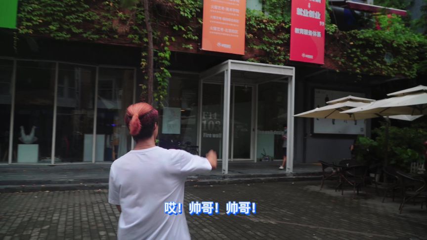 小哥哥被整得懵懵哒! #e客 #e客电动 #大阳摩托 #电动车