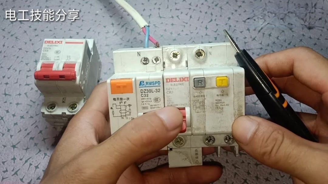 电闸没有L、N标志,火线零线接在哪?老电工手把手教你,一看就会