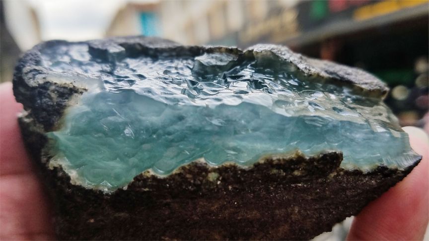 犹豫好久不敢切的翡翠原石,终于下定决心,一刀切开后不得了啊!