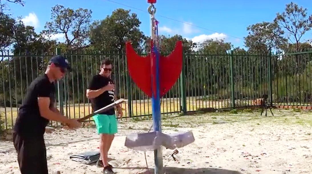 美国钢化玻璃对比中国玻璃,将飞镖从45米高扔下,谁将略胜一筹?