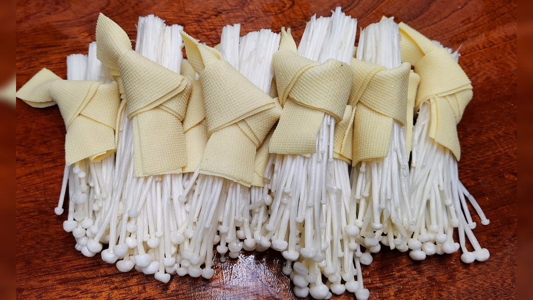 金针菇我家最爱这样做,加3张豆腐皮,不炒不凉拌,比吃肉还解馋