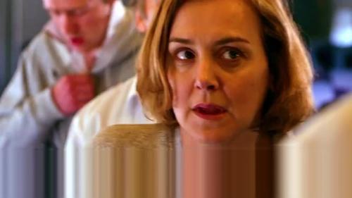 神秘病毒蔓延全球,感染的人身体发生奇怪变化,仅剩飞机上的人还活着