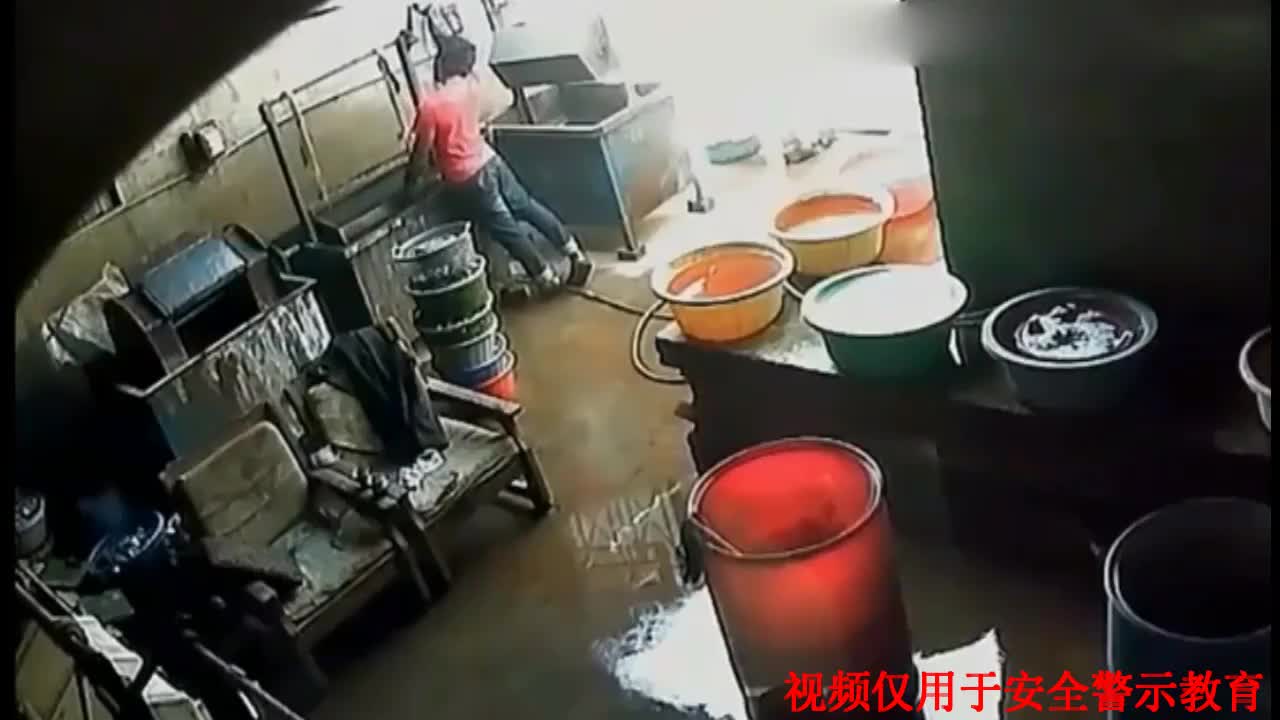 安全生产事故案例:一阴暗潮湿的作坊内,工人在碰到电源时触电后倒地...
